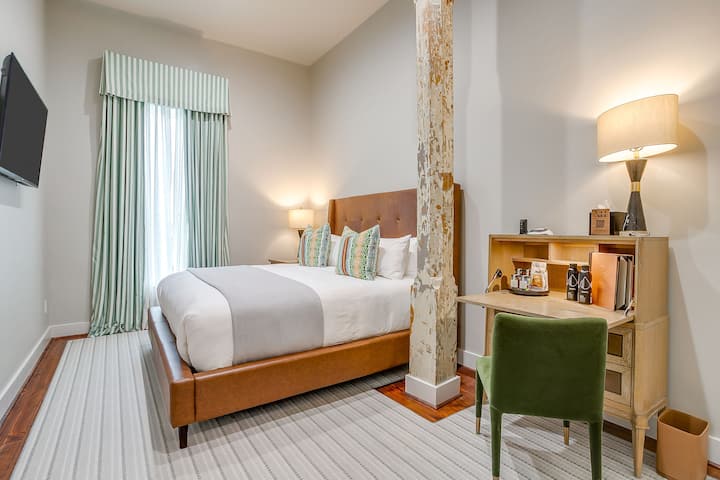 Quiet Hotel In Granbury Tx On The Historic Square - Granbury, TX