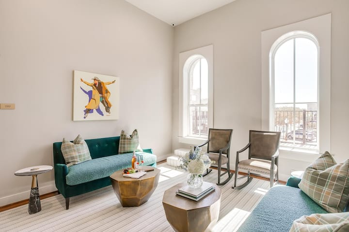 Historic Nutt House Hotel Room 214 - Granbury, TX