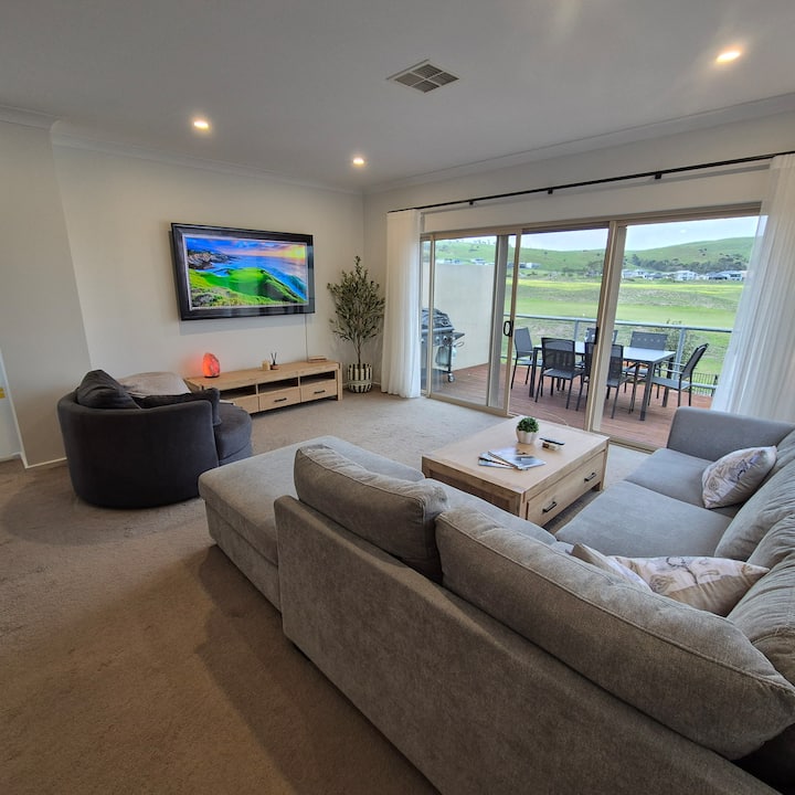 19th Hole - Tee Off & Unwind In Style At Lady Bay - Normanville