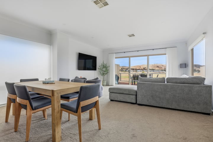 19th Hole - Tee Off & Unwind In Style At Lady Bay - Normanville