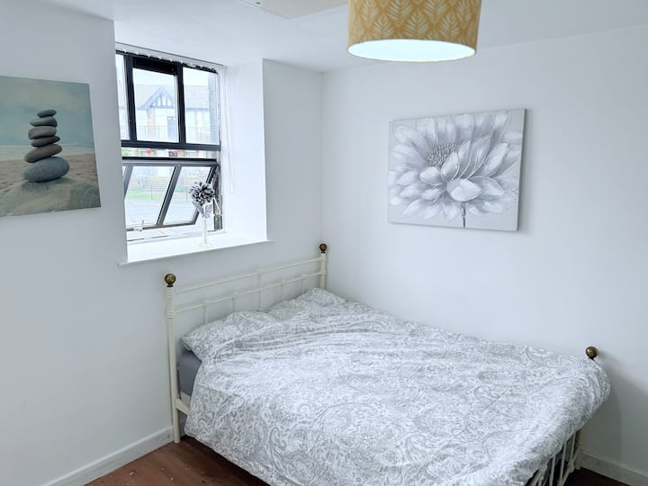 White Rose Double Bed Apartment - Bradford