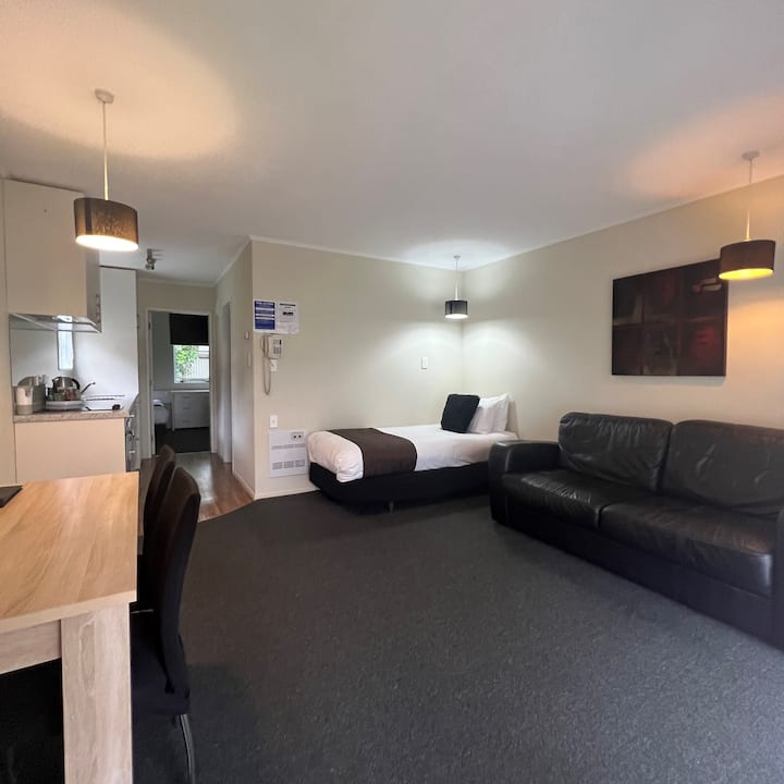 Bright & Airy 1-bedroom Getaway - Lower Hutt