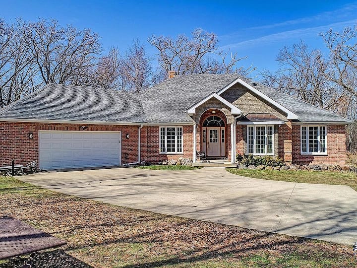 Private Retreat On 34 Acres - Antioch, IL
