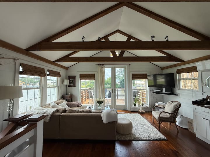 Love Shack, The Waterfront Loft - Houma, LA