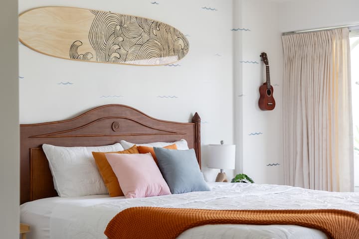 Stylish Beachfront Condo In Classy Hotel. 2 Pools! - Honolulu, HI