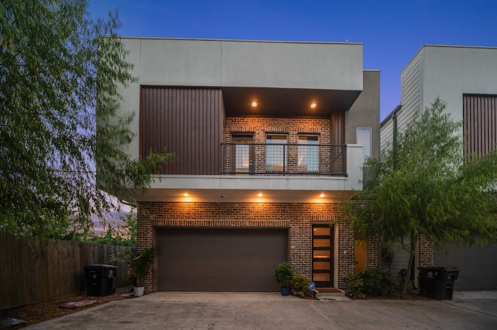 Stylish & Comfy Gem 5* Location, Arcade, Parking! - Houston