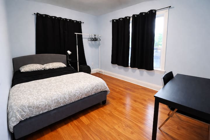 1 Bdr Apt Toronto East End - Greenwood Subway - Toronto