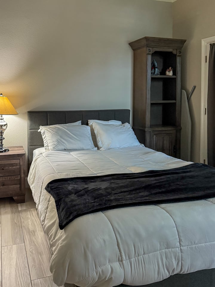 Cozy Queen Suite W/ Parking, Wi-fi. Great Location - Roseville, CA