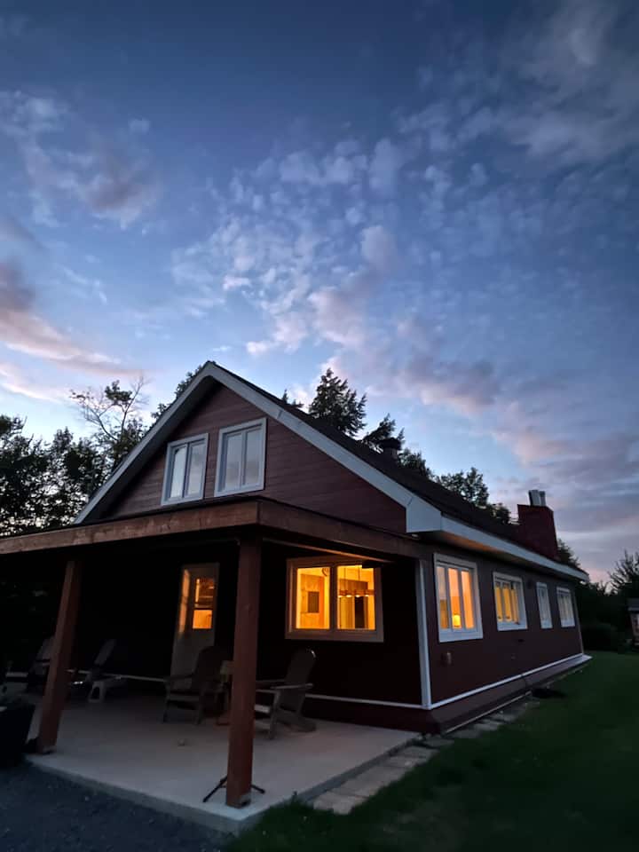 The Secret Place. Natural Fed Pond And Bball Court - Quebec