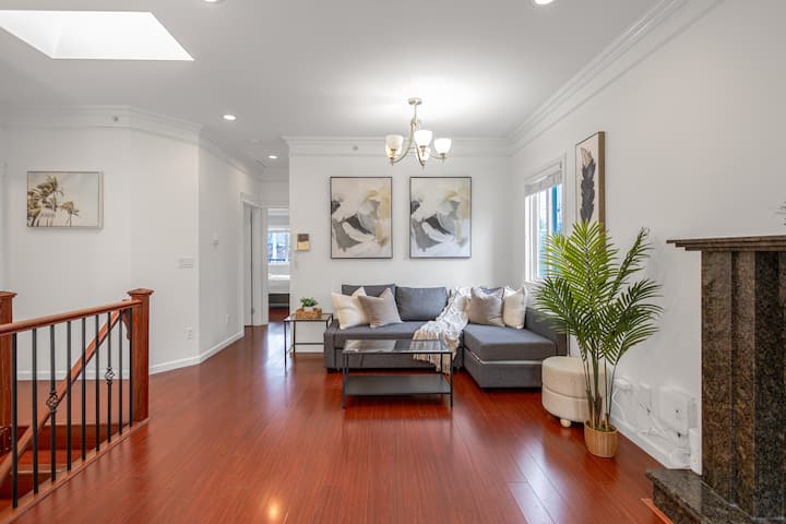Central Spacious 3 Br Upstairs - Vancouver
