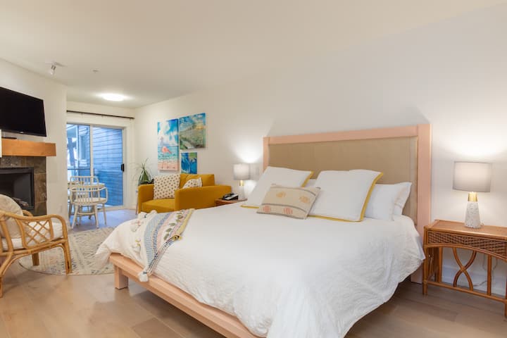 The Flamingo Oceanfront Condo B - Parksville