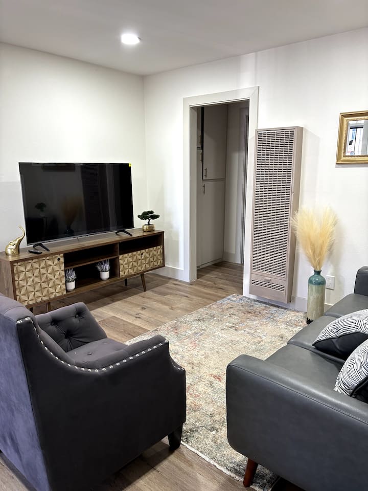 Cozy Long Beach Apartment - Long Beach, CA