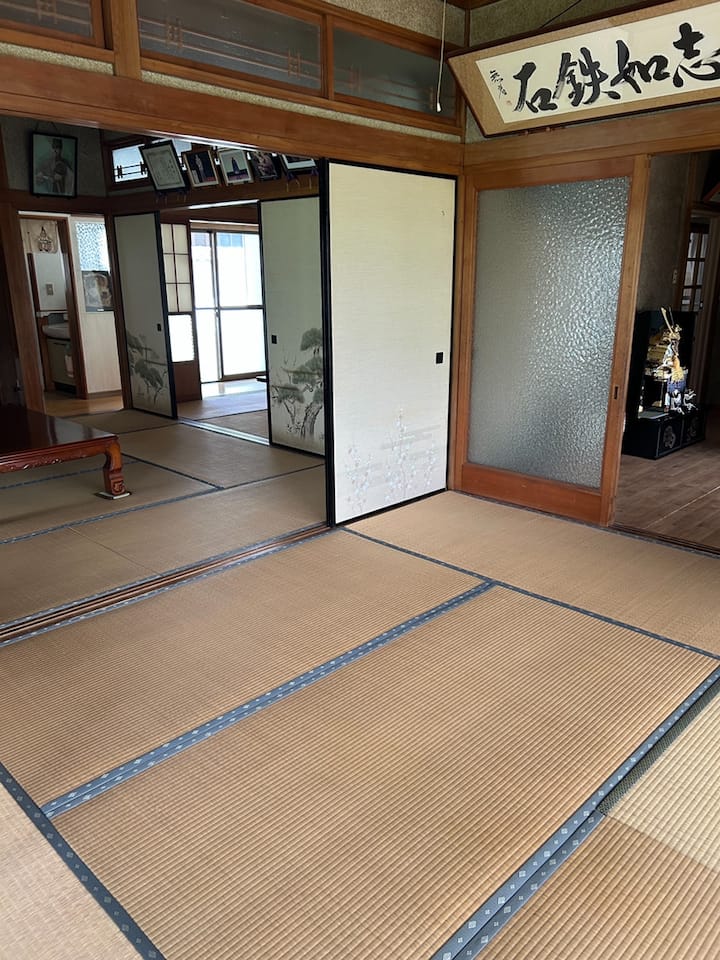 予約日が同じの人々と1階と2階で別れて泊まって交流できる最大10人宿泊可能な1階和室部屋 - Matsuyama