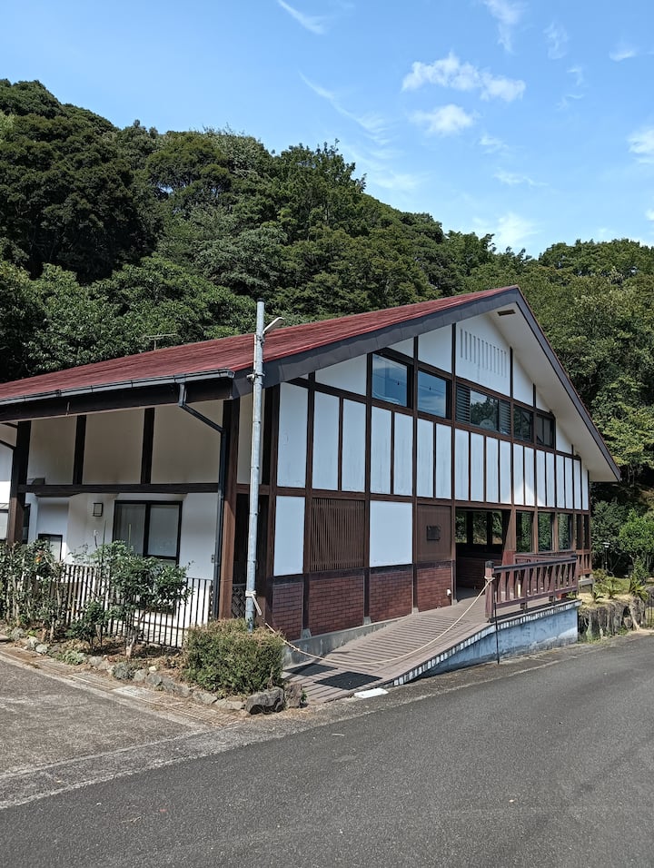 Cafeムー&民泊
一日一組限定。森の緑豊かなバサラ峠に1軒だけの静かな宿。山の湧水が味わえます。 - Shimoda