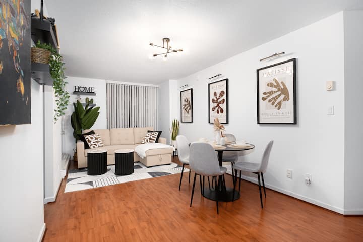 Luxury Downtown 3br/5bed + Hot Tub + Sleeps 8 - Mount Seymour