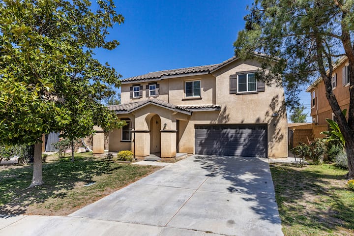 Stunning Mountain View 5br Retreat - Fontana, CA