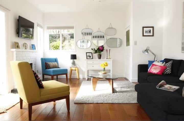 Charming Beachside Cottage| By Furnished Rentals - Auckland