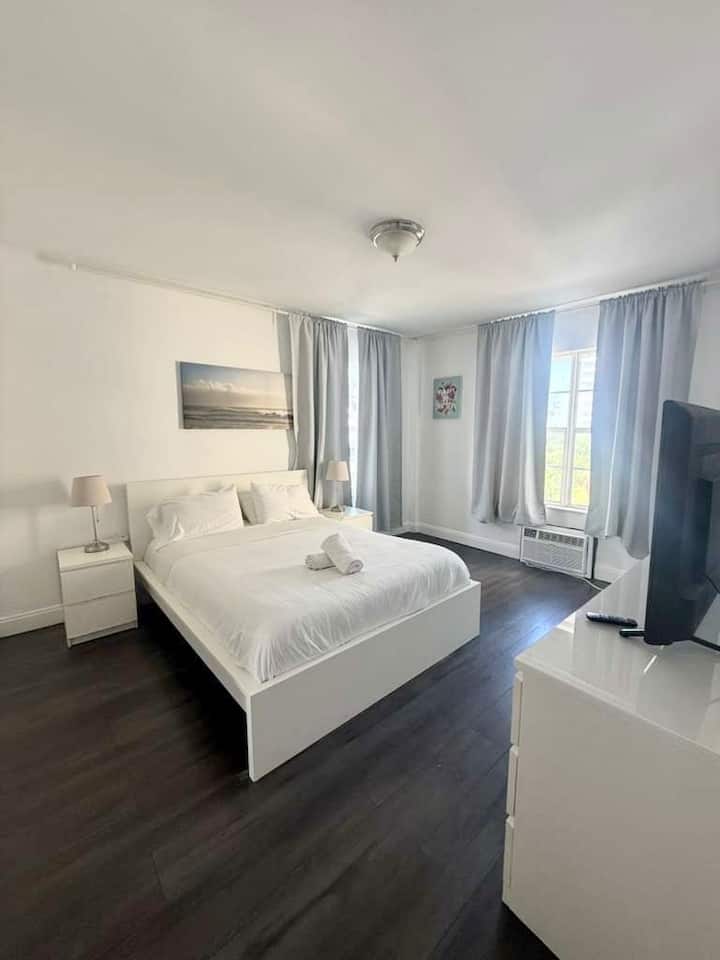 Cozy Beachside 1-bedroom Getaway - South Beach, FL