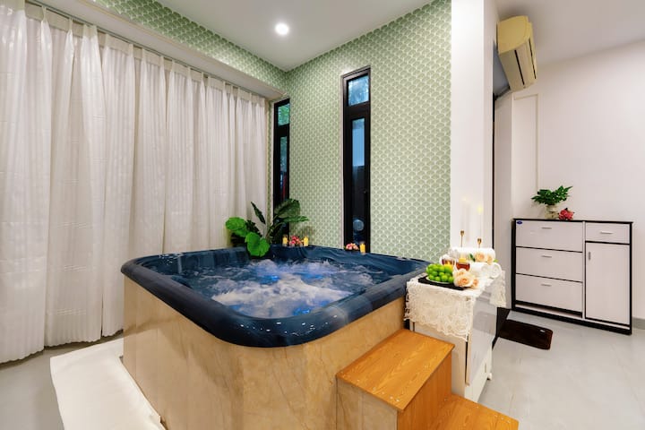 Cassia House 3br - Private Jaccuzzi -Walk To Beach - 峴港