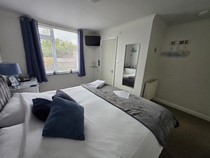 Quantock Room - Double Or Twin Room With Ensuite - Weston-super-Mare