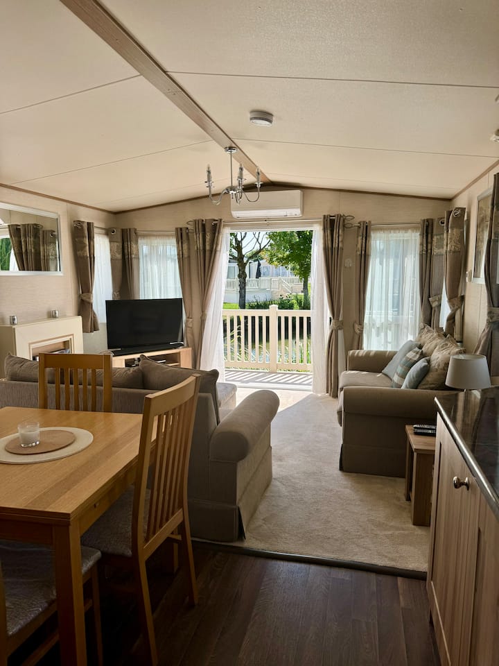 2 Bed Caravan On Lake Front - Cirencester
