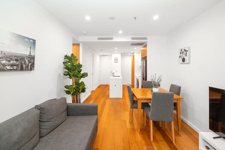 Modern 2br Ground Level City Retreat With Parking - Canberra