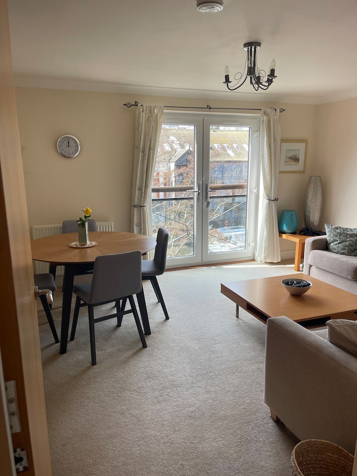 Idyllic Riverside Flat Close To Train Station - Norwich Airport (NWI)