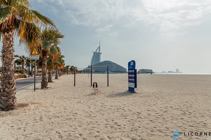 Beachfront Bliss: Private Room Opp Sunset Beach - Dubai