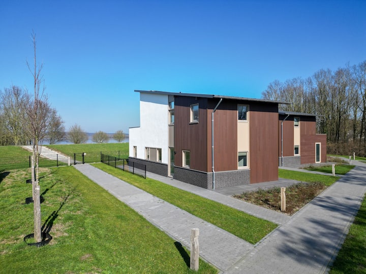 Detached Luxury Waterfront Villa - Arnhem