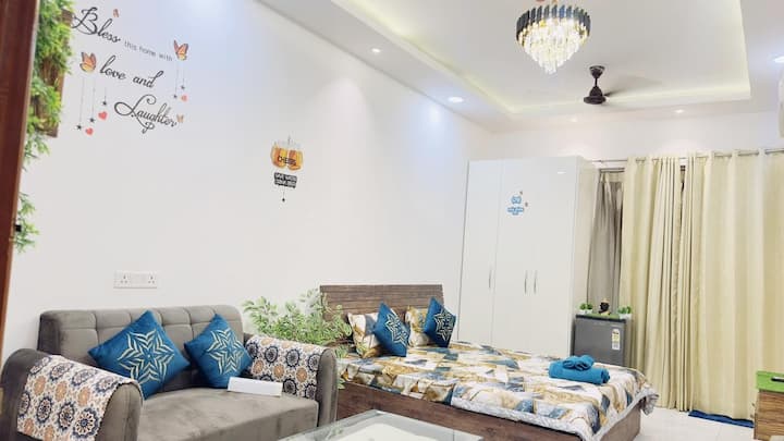Zoomstay Studio Apartment - Noida