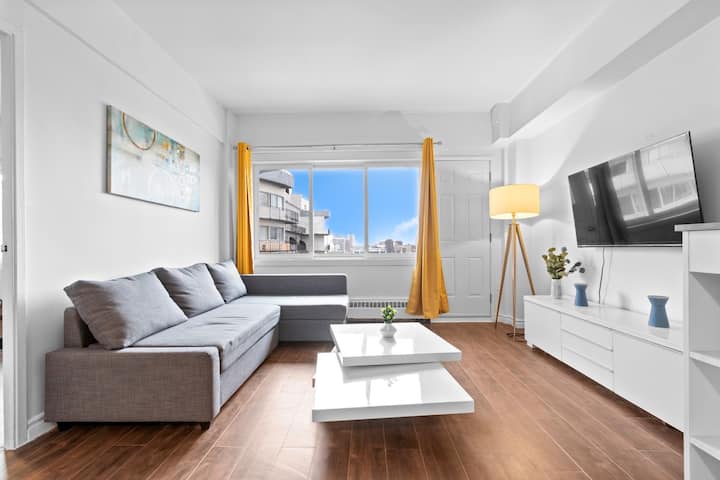 Free Parking: Sky View Place Des Arts, Downtown - Montréal, QC