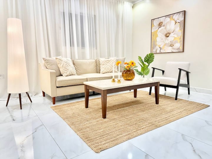 Al Munawarah Suites | Apt 1 | 1 King + 4 Twin Beds - Medina, Saudi Arabia