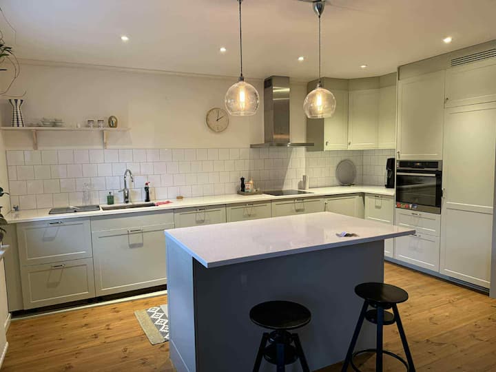 Stilrent Radhus Med Uteplats, Brasa Och Bra Läge - Sollentuna
