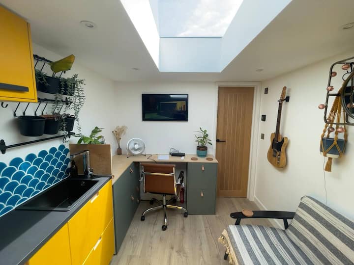 The Burrow, Self Contained Annex - Porthtowan Beach