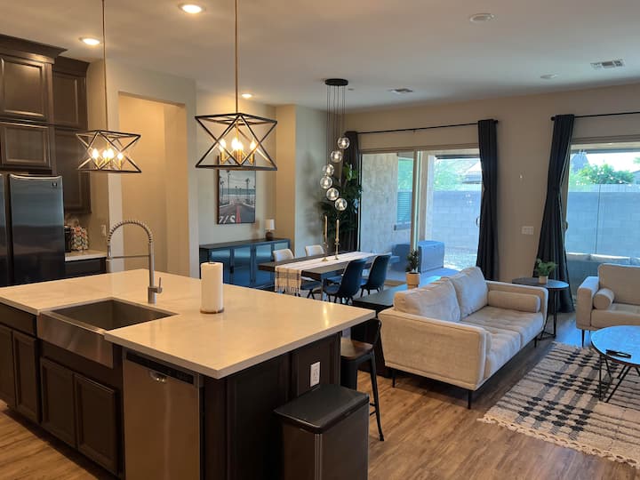 Home Away From Home Oasis W/pool - Goodyear, AZ