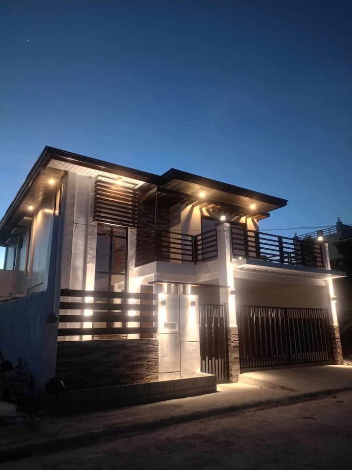 Luxurious Home In The Heart Of Lipa City - Mataas Na Kahoy