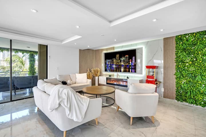 2200sqft² Waterfront Luxe Condo | Close To Beach - Hallandale Beach, FL