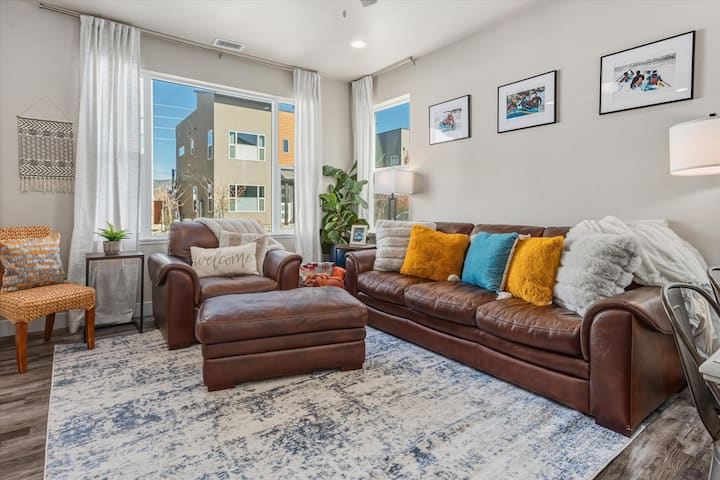 Trendy Salida 3 Br | Sleeps 8 | Walk/bike To Town! - Salida, CO