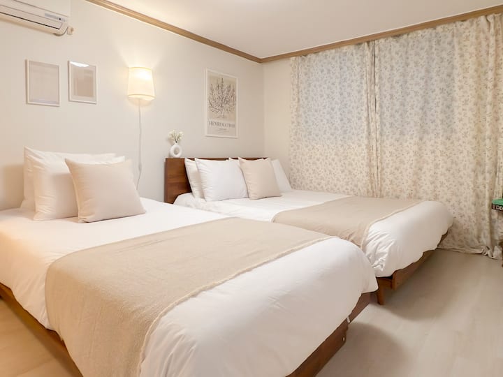 New!할인/홍대입구역 7분 L 공항철도 L 공항버스 3분 L 5인 L 짐보관 | 문의환영 - Seoul