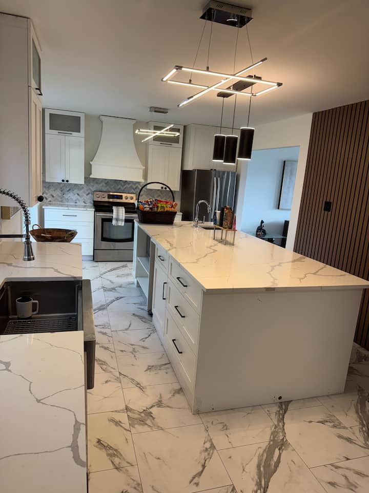 Spacious 6 Bedroom Home Central - 蘇聖瑪麗