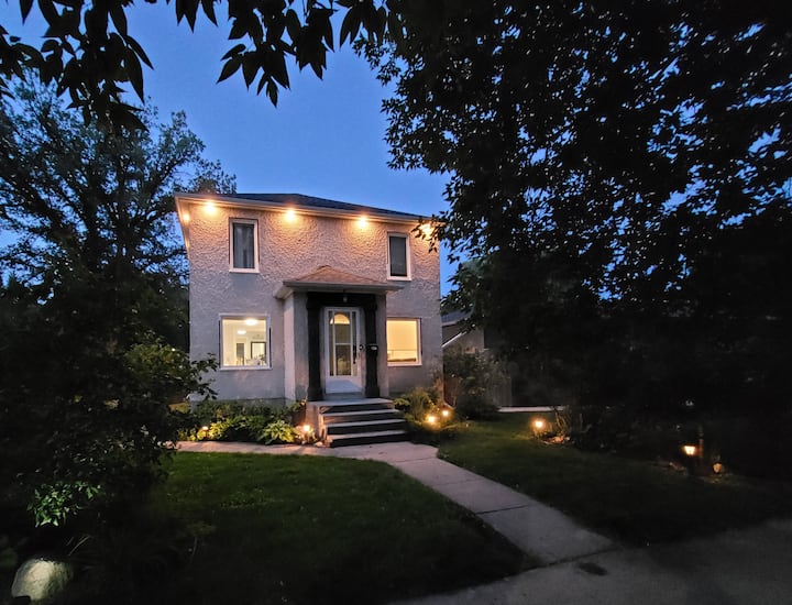 Quaint Cozy House In Central St-boniface - Winnipeg