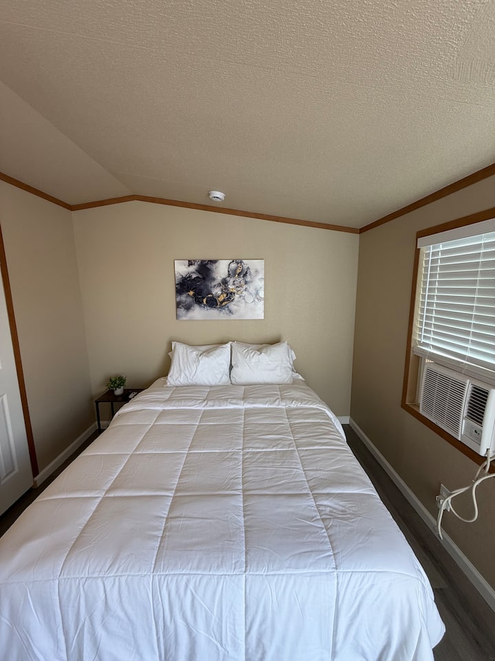 Modern Queen Suite – Downtown - オデッサ, TX