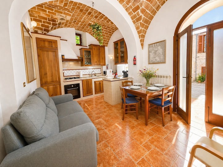Casa Rustica- Borgo, 2 Camere,2 Bagni, Parcheggio - Italia