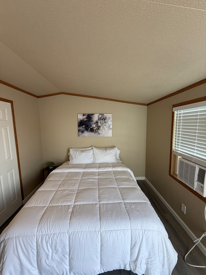 Cozy Downtown Queen Suite - Odessa, TX