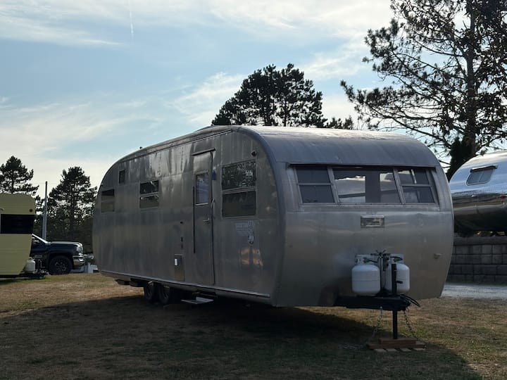 Love Airstreams? Meet Olivia! Vintage 1951 Spartan - 哈利法克斯
