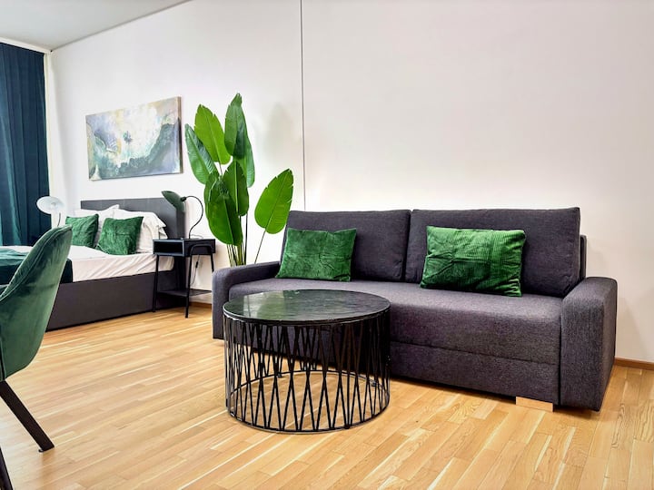 Elegant Apt W/ Skydeck Pool & Private Veranda - Vienna
