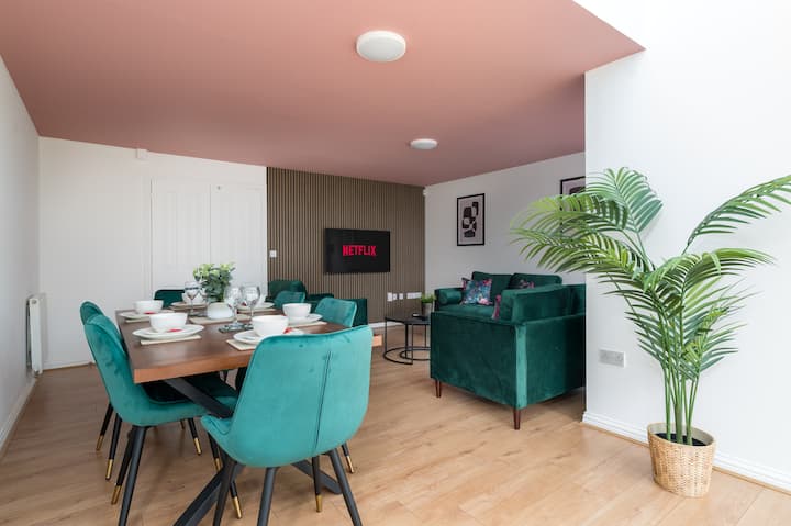 5br Modern House|next To The M1|driveway Parking - Milton Keynes