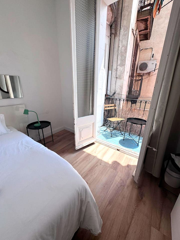 Single Balcony Shared Bathroom - Barcelona