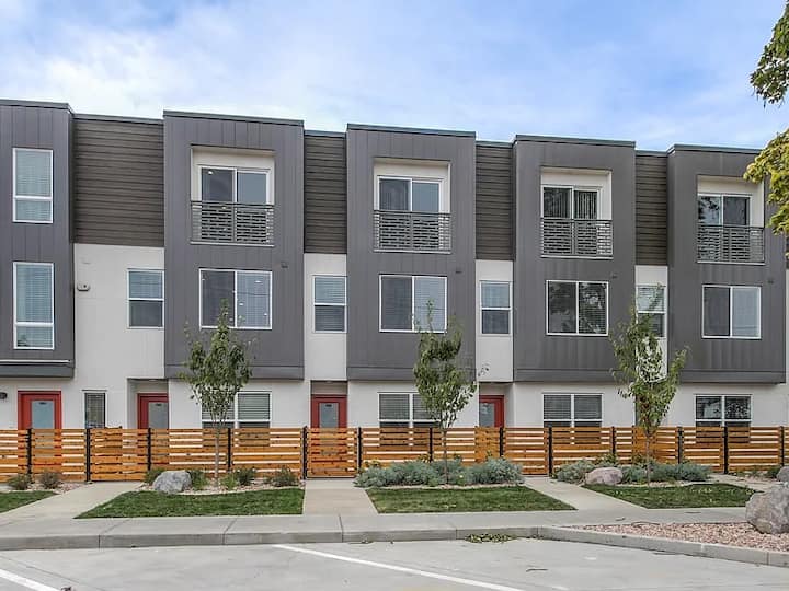 2 Queen 1 King Cozy Getaway In The City (6 Guest) - Salt Lake City, UT