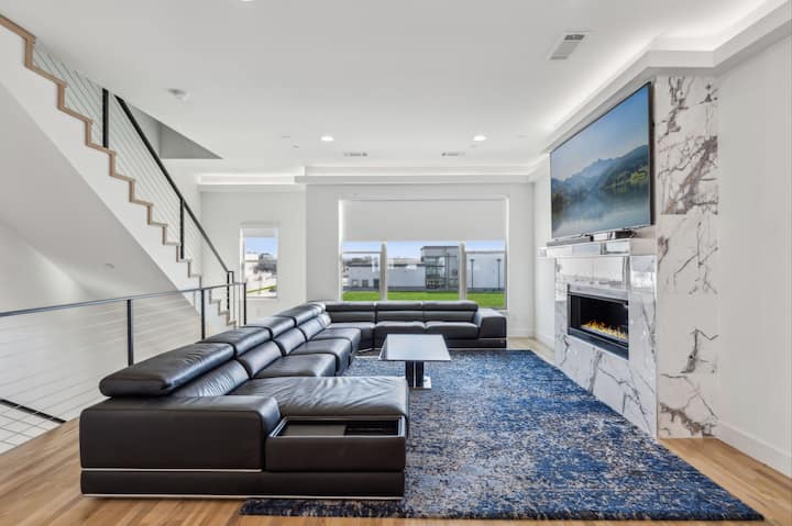 Luxury Home With Rooftop Oasis - Irving, TX